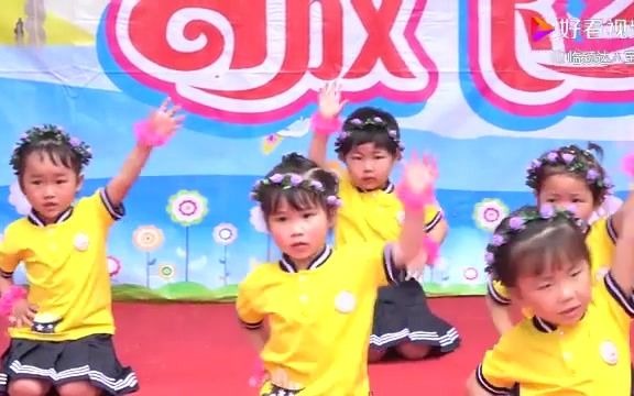 幼儿园中班舞蹈《请放下手机》,孩子们队形整齐,动作统一