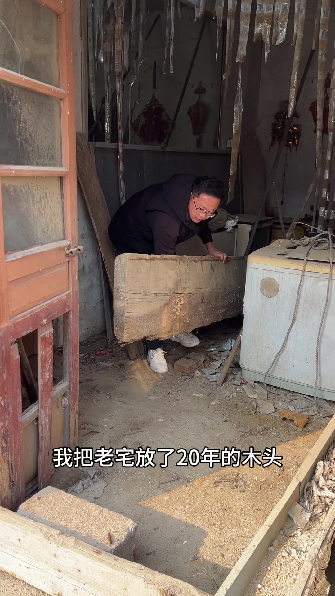 自己动手自制客厅超大学习桌 老公出大招了,竟然把老家旧木头给孩子...