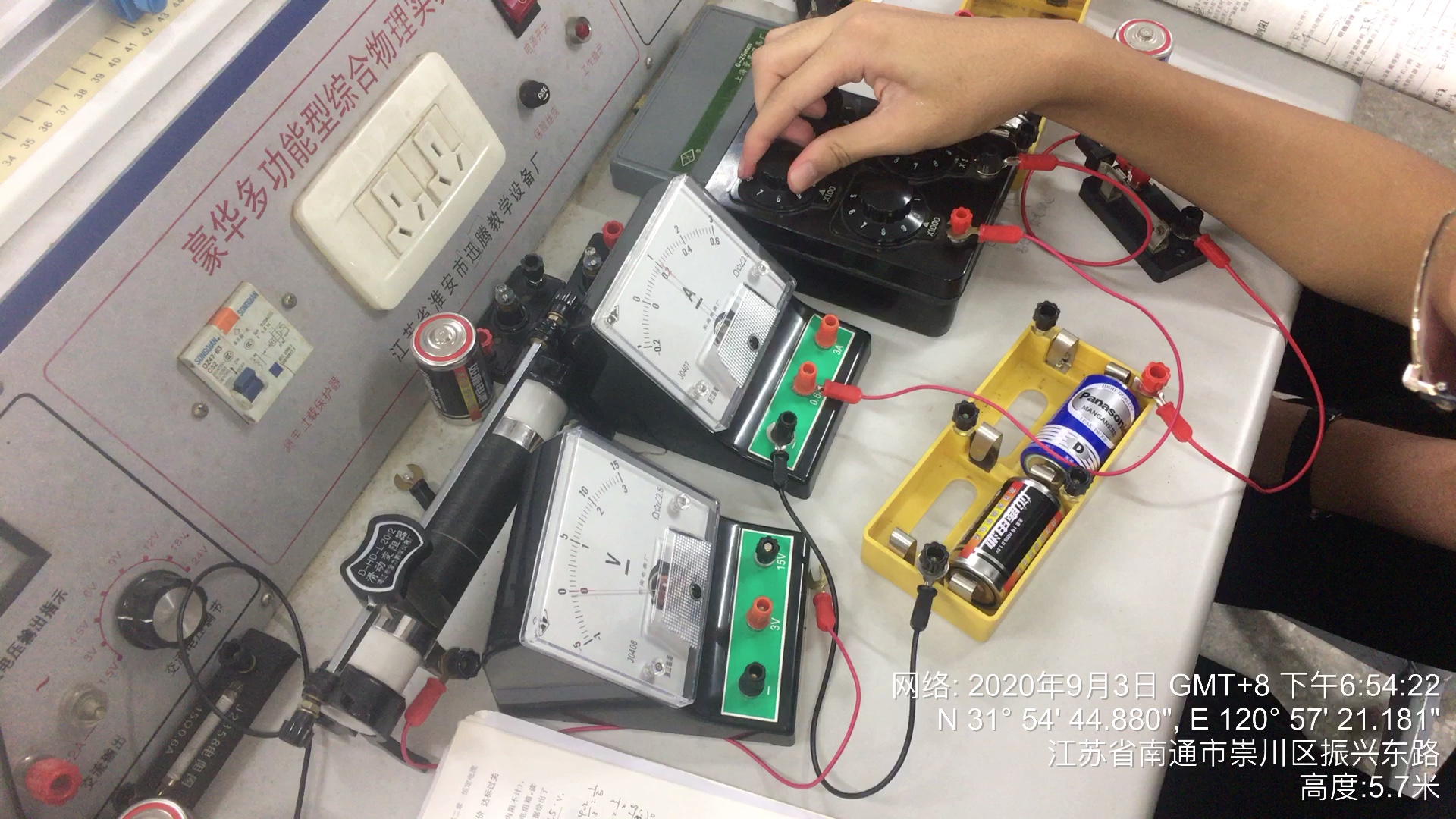 用电阻箱来测电源电动势和内阻时,电阻箱阻值要给一个适当的电阻,...