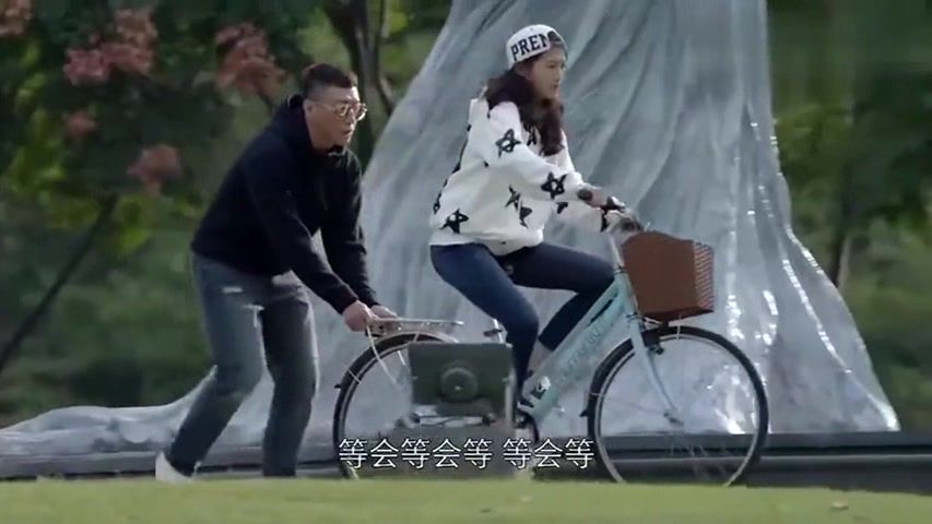 影视:关晓彤学骑自行车,陆远在后面掌握平衡,太搞笑了!