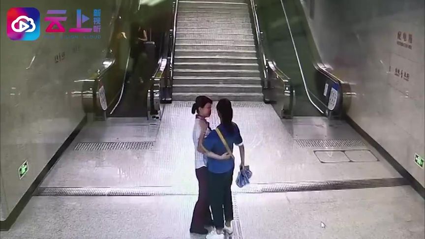 女孩呕吐不止十分难受,地铁站长暖心安慰,耐心化解女孩烦恼