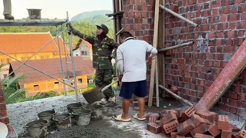 刚刚浇完一个构造柱移动脚手架准备浇筑下一个构造柱