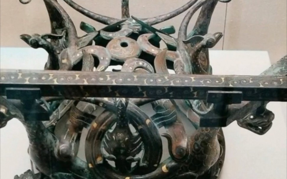 ...墓出土战国铜错金银四龙四凤方案,一件足以代表中国古代艺术的国宝!