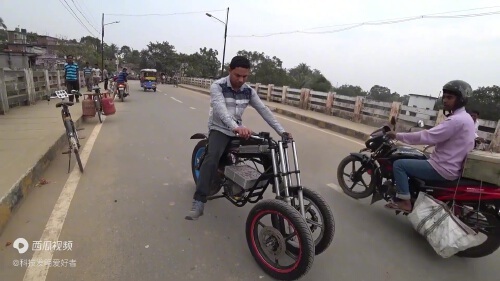 民间小伙自制的电动摩托车,两轮转弯比普通电动车更稳