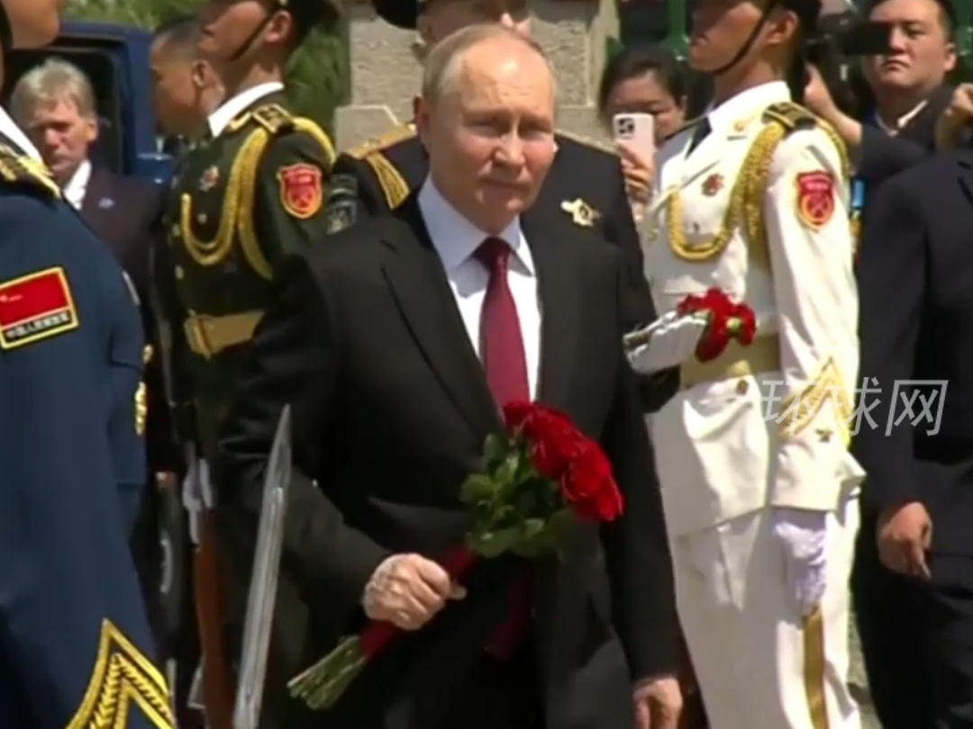 普京在哈尔滨向苏联红军烈士纪念碑敬献花圈