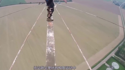 5秒开伞!低空跳伞达人登上信号塔,表演秒开降落伞