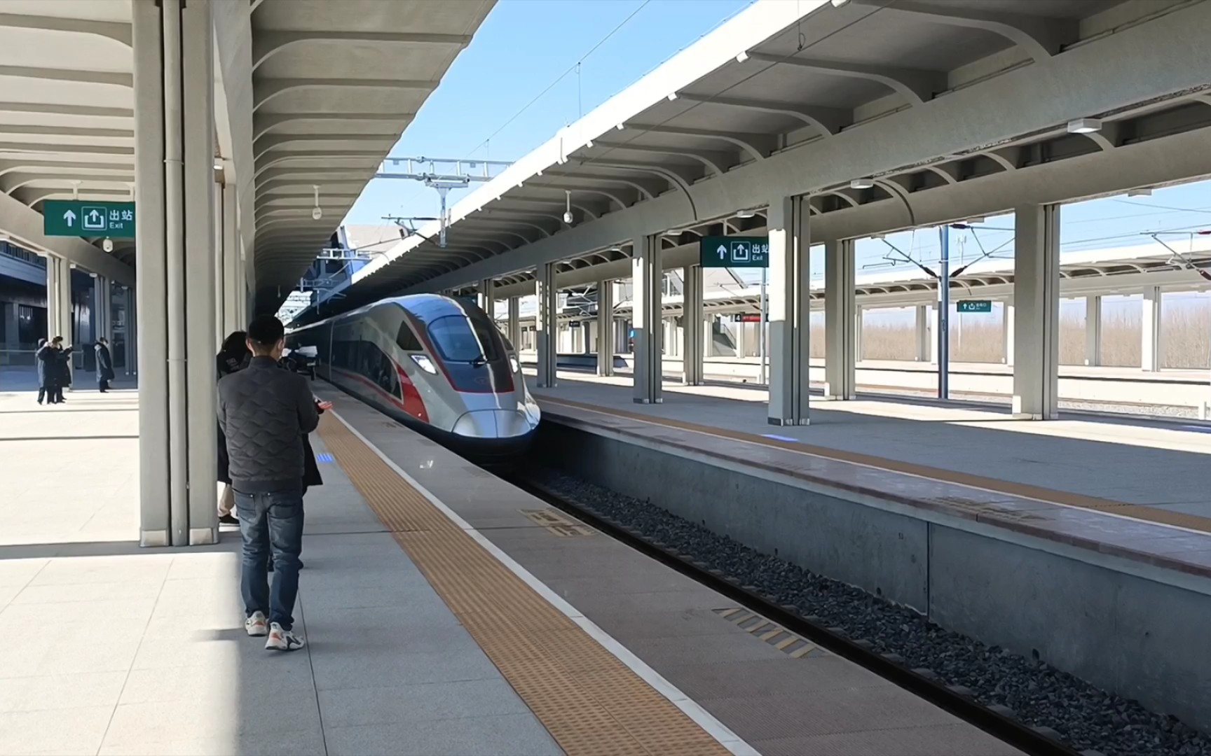 日兰高铁首发车g4018 菏泽东-北京南 CR400AF-A-2202 济宁北站进站