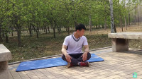 小伙教大家学习小孩爬行的动作,锻炼腰肌,逐渐增强身体核心力量