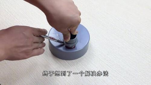 怎么制作小便器,小伙利用水管制作了一个小便器,这创意太牛了