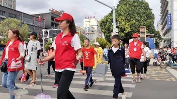 陪孩子一起参加学校开展志愿者服务日活动,让城市充满温情!