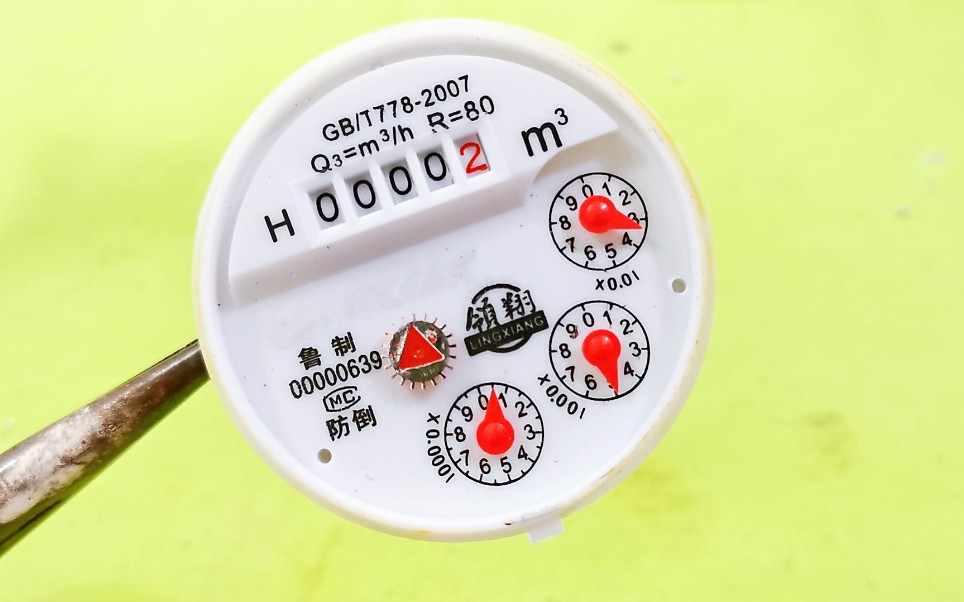 原来水表里面是这些东西,难怪水表转得快,老电工一点办法也没有