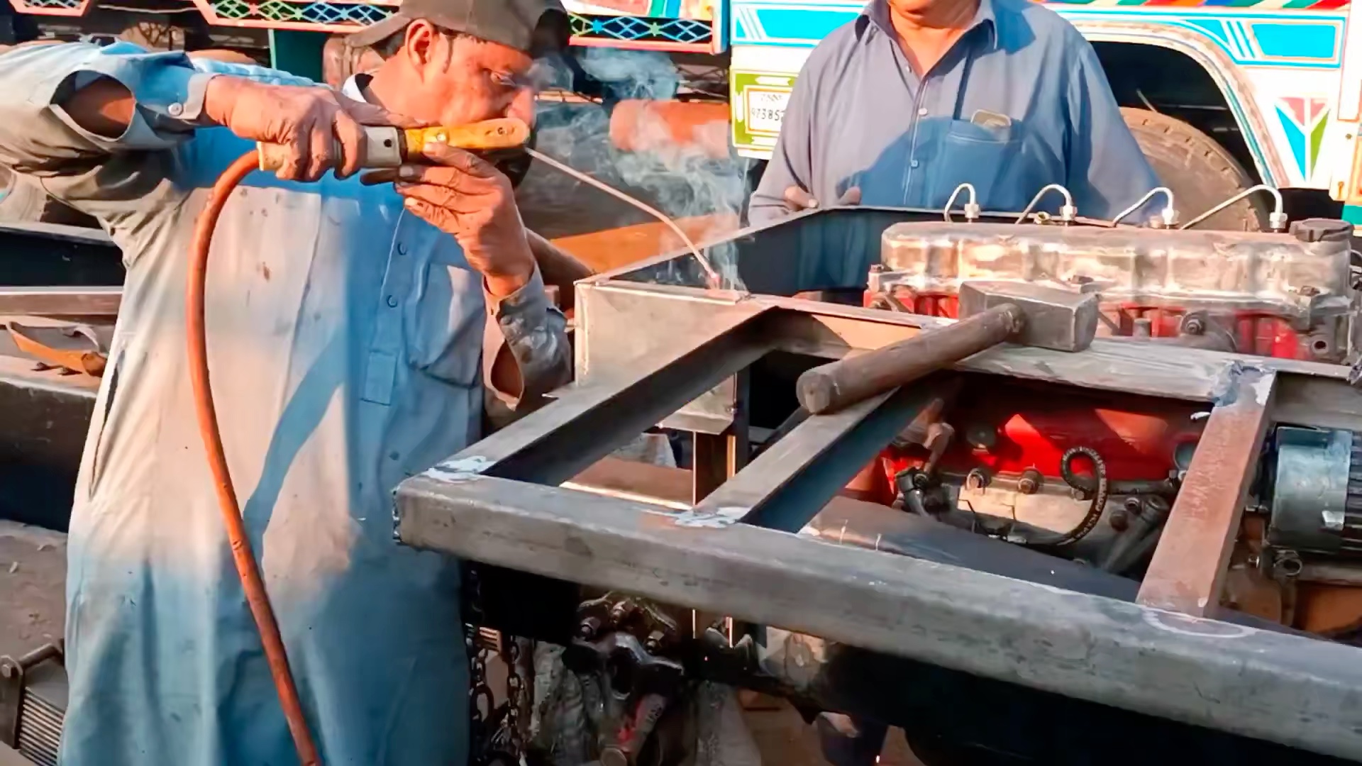 ...出来却跟新的一样!#巴基斯坦 #手艺人 #汽车制造 #解压视频 #工匠手艺
