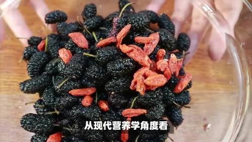 桑葚干泡水喝对女人这么好?但这两类人千万别碰!