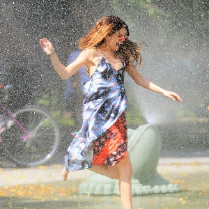 坐拥后宫佳丽三人 