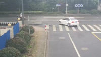 监控:白色轿车遇到电瓶车,双方未发生碰撞,这种谁扛得住?