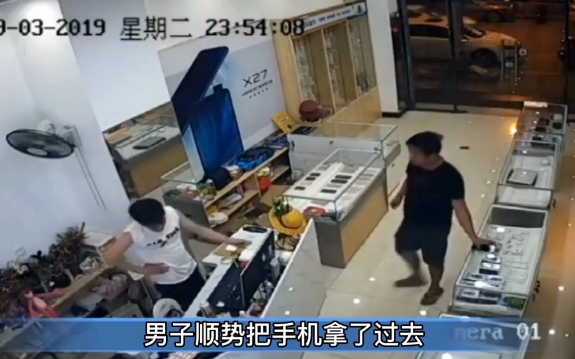 男子手机店内修手机,因身体不适,实在忍不住当场'拉稀'