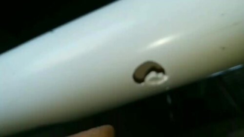 卫生间下水管破了个窟窿在漏水怎么办,教你一招,比接头牢固实用