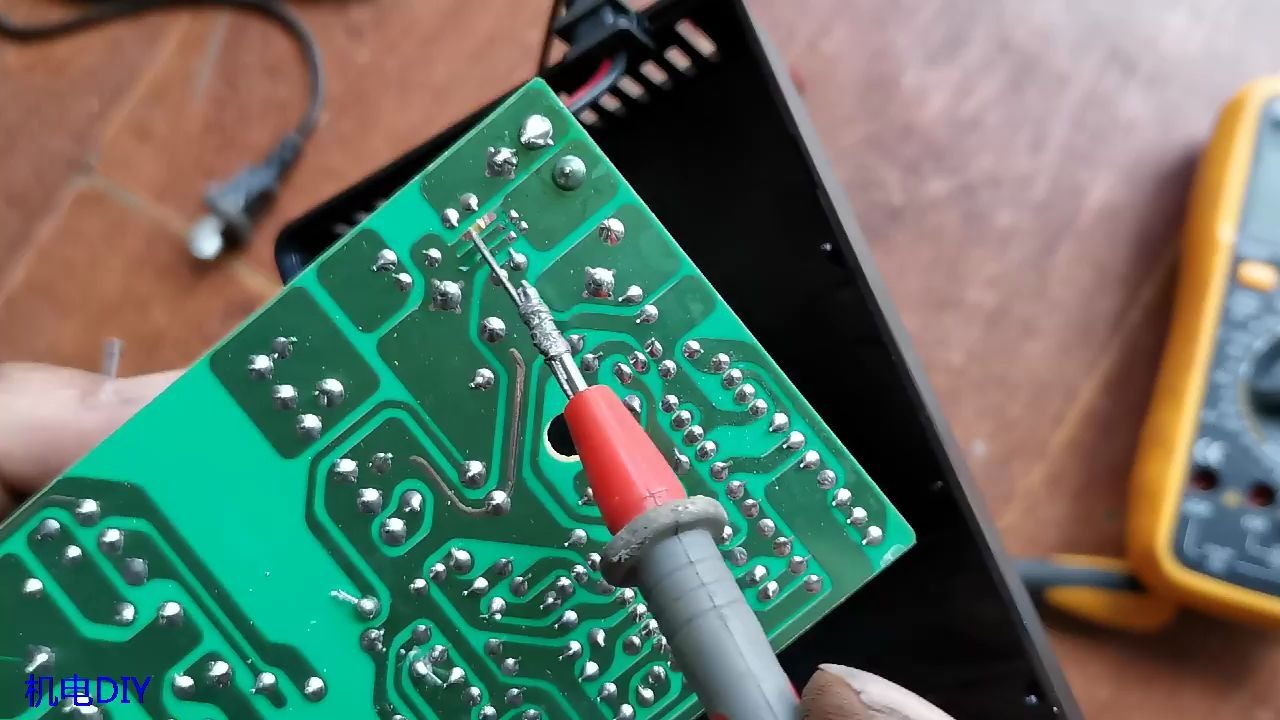 修了一台12伏充电器!这故障真简单,三根铜丝就修好了