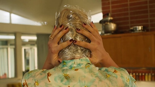 女人怀疑自己是否真实存在,于是用保鲜膜缠绕在头上