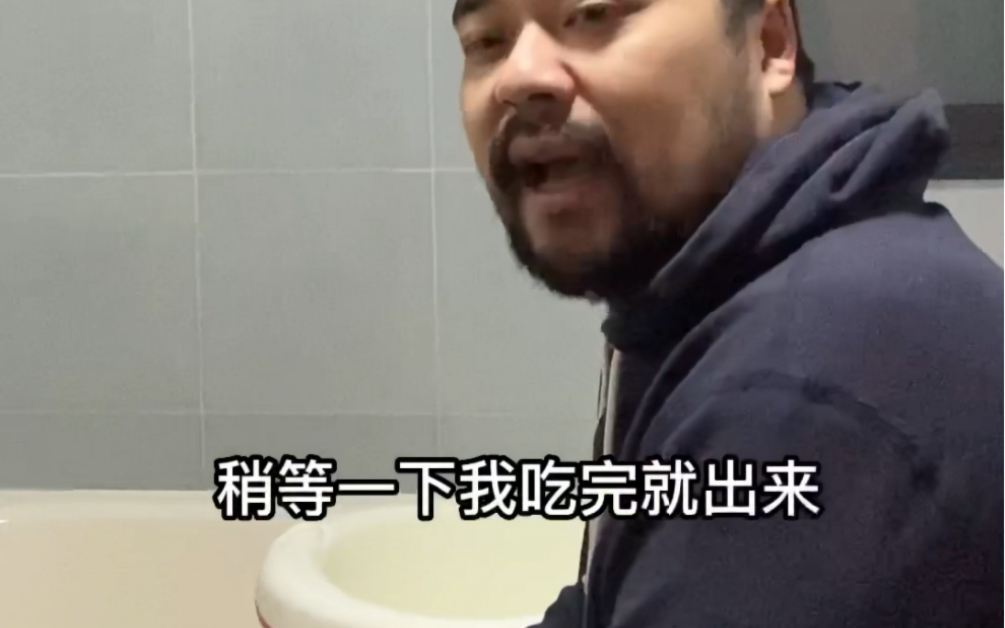 公共厕所遇到有人敲门该怎么办