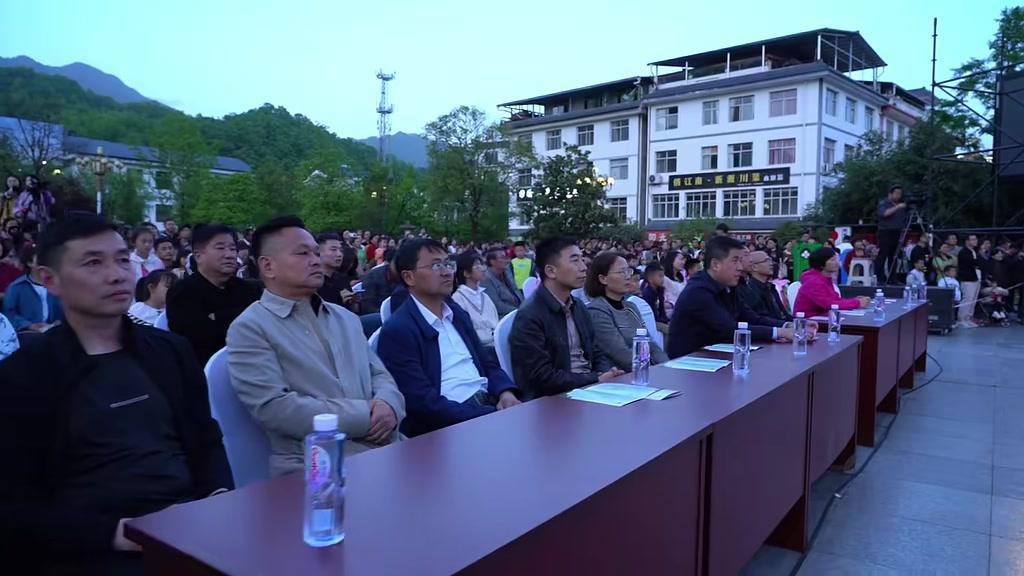 ...留坝县在紫柏广场举行垃圾分类宣传文艺汇演活动,宣传生态文明思想,...