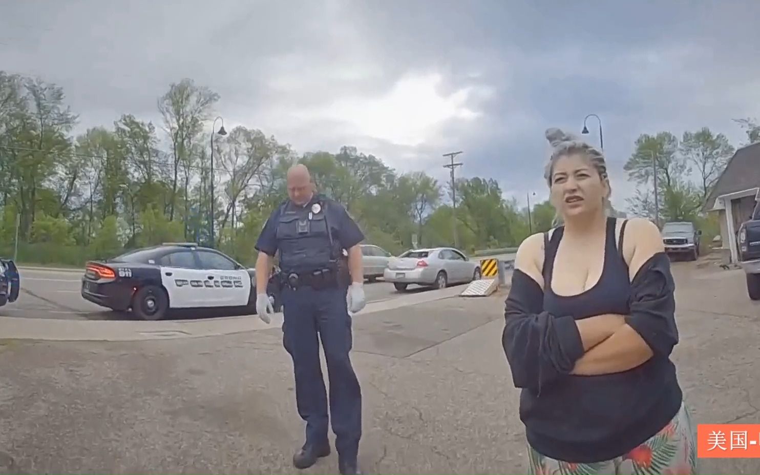 美国明尼苏达州一名女子在杀害自己的儿子后藏尸后备箱被警察发现,...