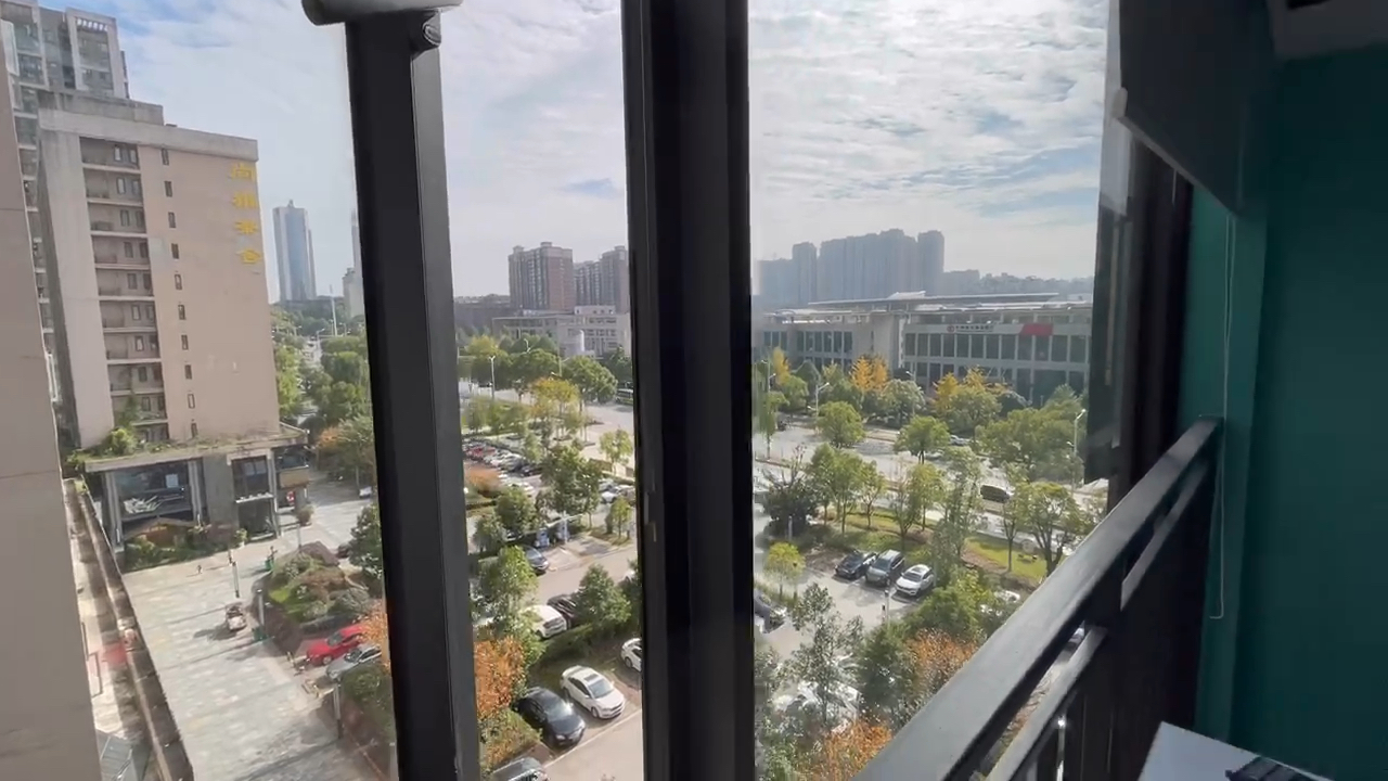 ...配套齐全,免费共享1.我们是商务办公室,配备好了前台、会议室、洽谈...