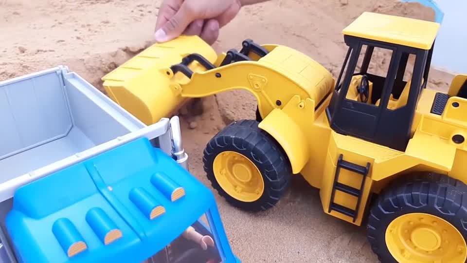 挖掘机大卡车用沙子制作汽车城堡