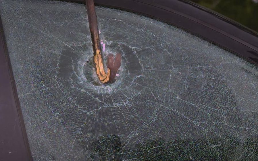 借助超高速摄像机观看玻璃破碎瞬间