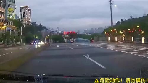 电动车直冲十路被撞数十米远!行车注意安全!
