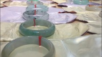200翡翠原石,切出价值千万黄加绿翡翠手镯