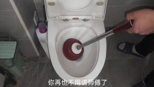 马桶堵了,很多人用皮搋子疏通,越通越堵,看看老水工是怎么通的