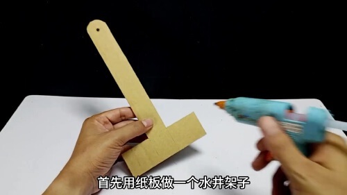 给孩子用纸板做了一个水井模型,孩子没见过,让他了解一下,他很喜欢!