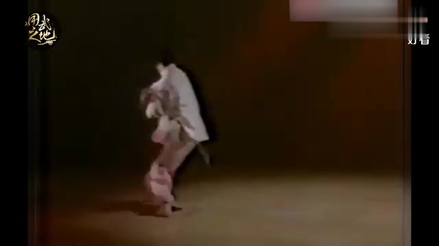 李连杰早期武术表演视频,将这门功夫练得如此之高!
