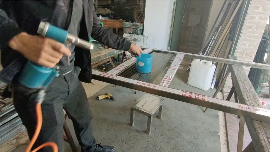 广西农村装修大叔分享一个制作铝合金门的视频给大家看