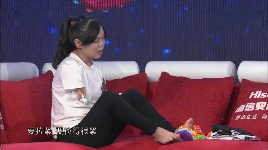 残疾女孩手臂只有十几公分，不仅能生活自理，手脚还很灵活