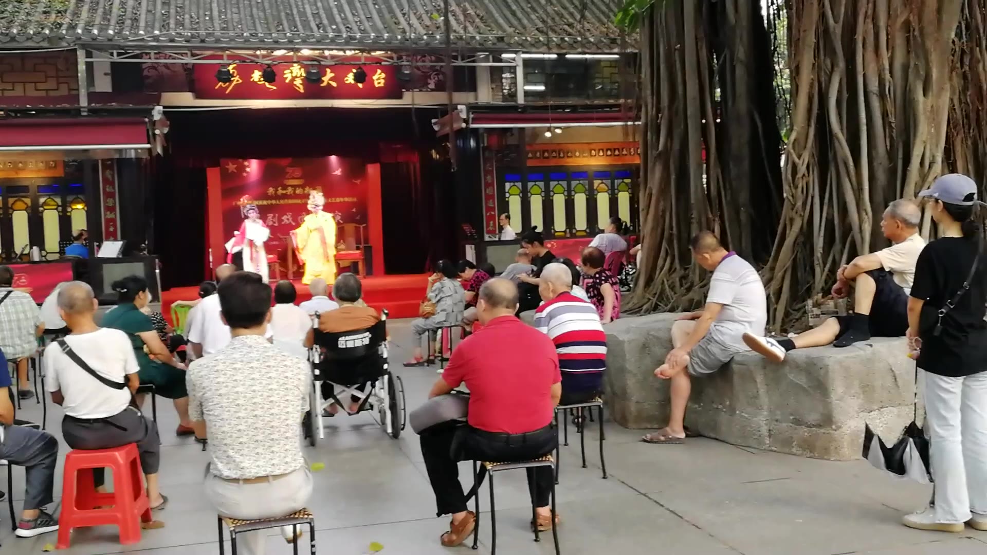 趟栊门、满洲窗.走进旧街巷,带你回味老广州。