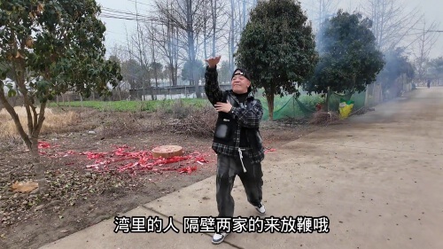 小伙买了一辆电动车,朋友过去鞭炮一放