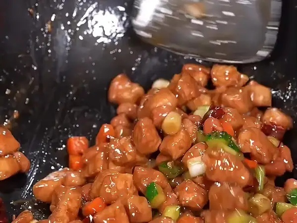 "宫保鸡丁"的家常做法,嫩滑鲜香,再也不担心孩子挑食了!