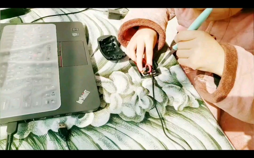 【看我如何与一个鼠标斗智斗勇】 生活让我的滑轮不转,我定拆开让...