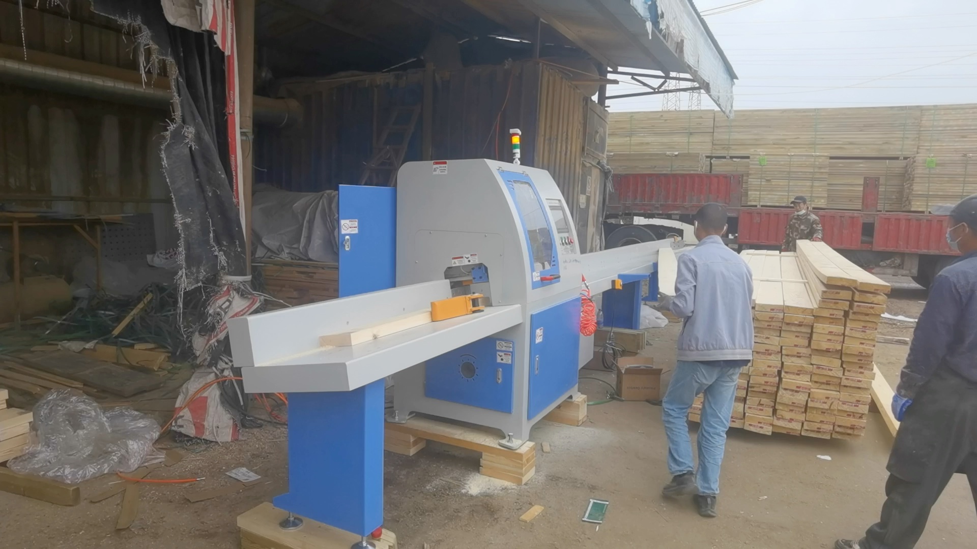 数控断料锯,优选锯,全自动实木锯切设备,断料锯,木托盘,家具料,床板加工