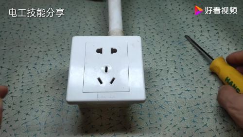 家电插头每天拔来拔去太麻烦,老电工支了一招,以后告别拔插头