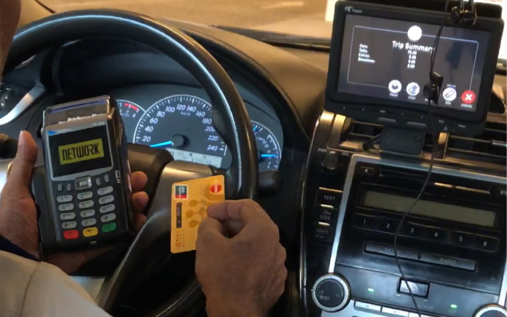 司机好像想不起来怎么刷卡了