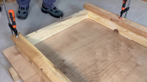 木匠给老板制作一张工作台