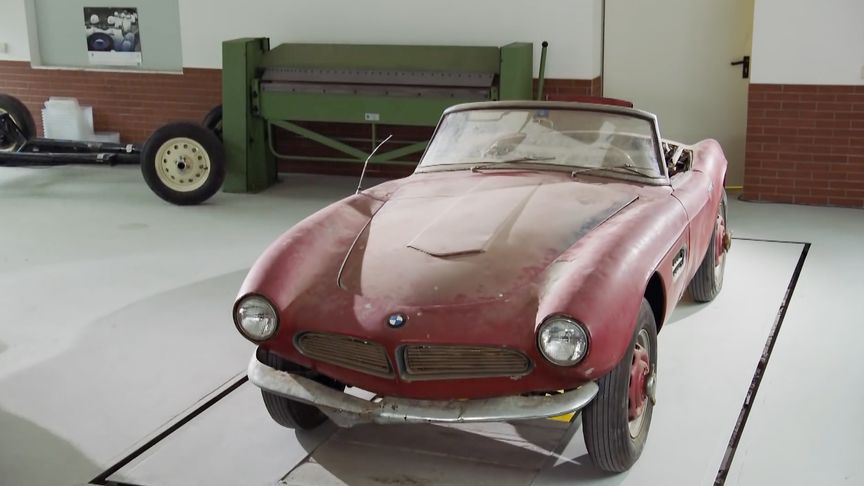 小伙赴宴没钱买车,翻新路边捡的报废车,身价瞬间提升几百倍