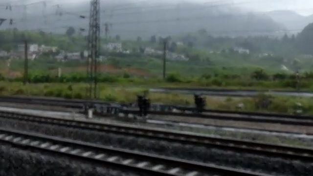 火车旅行:沪昆铁路贵州段,绿皮车小雨中向东行驶