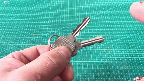 野外生存必备:用钥匙环制作简易指南针,轻松辨别东南西北