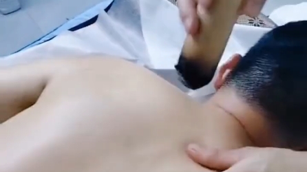 艾灸具有温经活络、散寒止痛的功效。大椎穴位于背部第七颈椎棘突下...