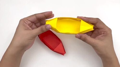 今天我们来制作一艘折纸小船!