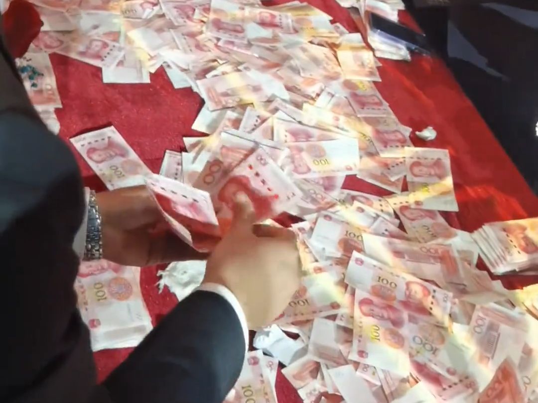 河南矿山春节年会发钱4000万,15分钟数多少拿多少,崔培军:数多少都要...